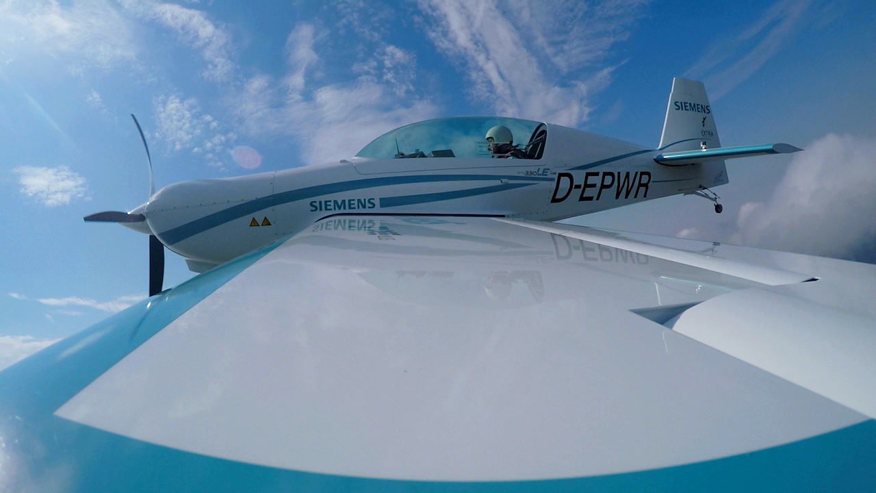 This Extra 330 is the fastest-climbing electric-powered airplane ever ...