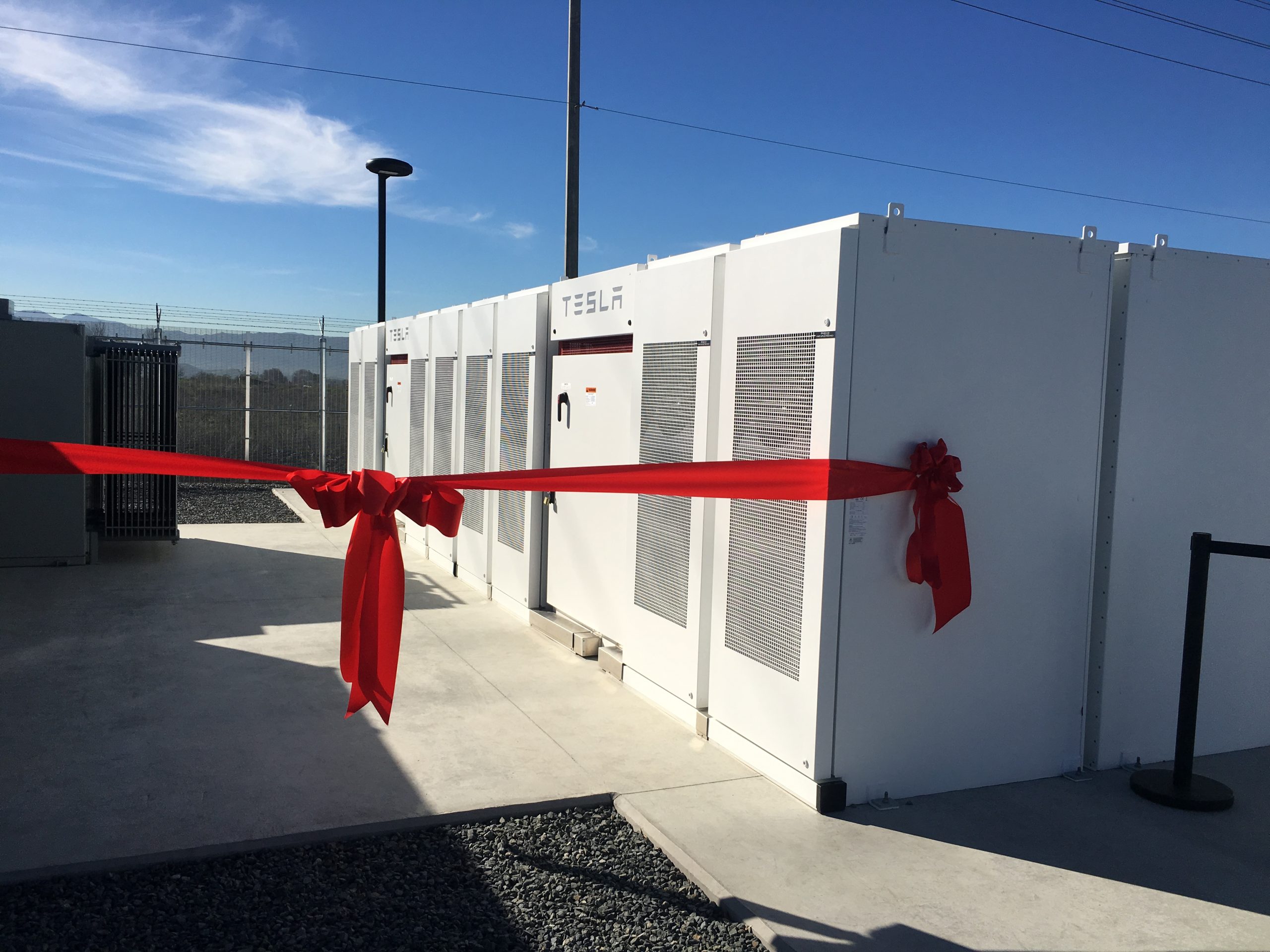 Tesla strikes another mammoth energy storage deal in California - Ars ...