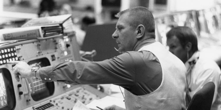 Legendary flight director praises SpaceX for “taking risks” | Ars Technica