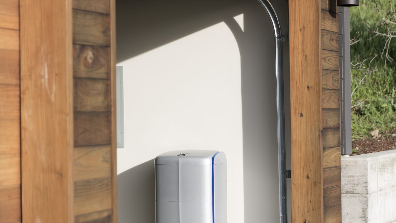 Mercedes-Benz Energy pairs with solar company to sell batteries ...