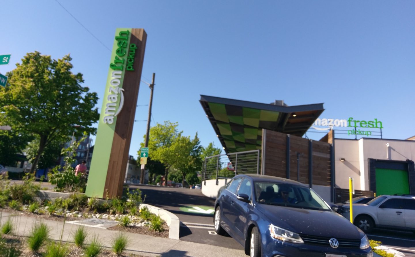 Ars tests out Amazon’s first pick-up grocery store in the world - Ars ...