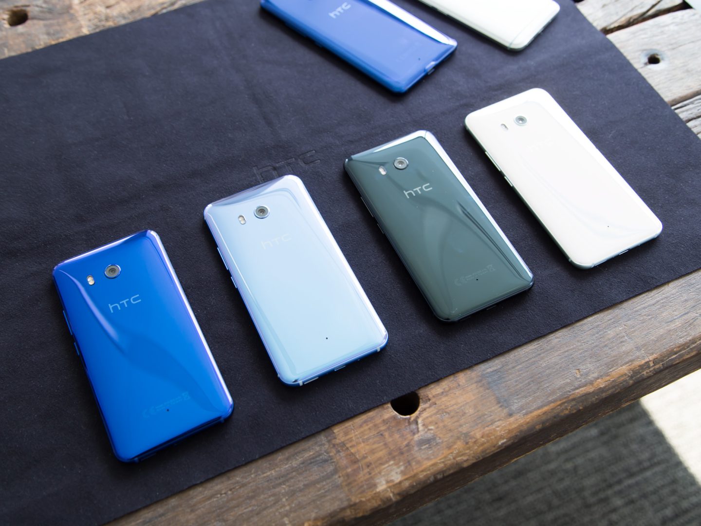 HTC U11 hands-on—A squeezable, all-glass device with dual hotword ...