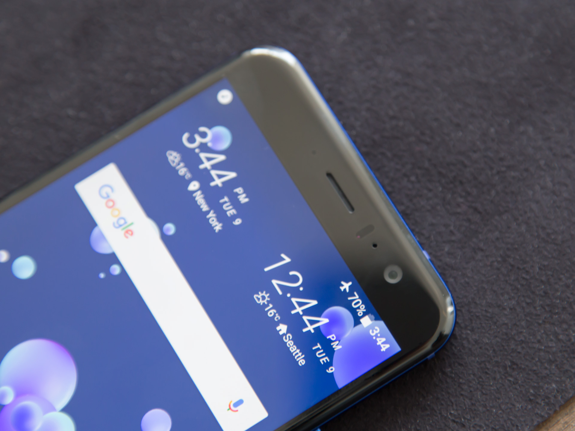 HTC U11 hands-on—A squeezable, all-glass device with dual hotword ...