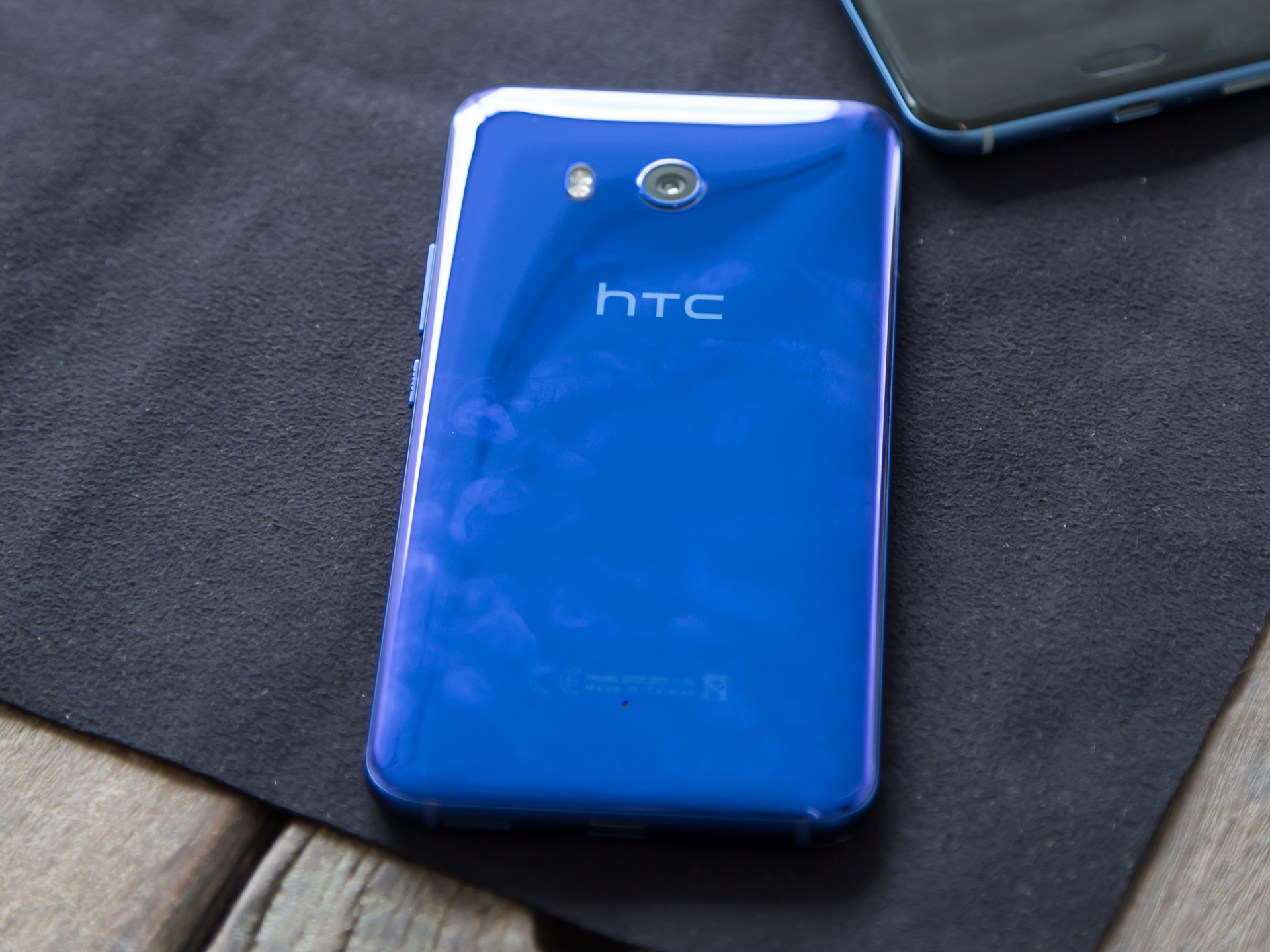 HTC U11 hands-on—A squeezable, all-glass device with dual hotword ...