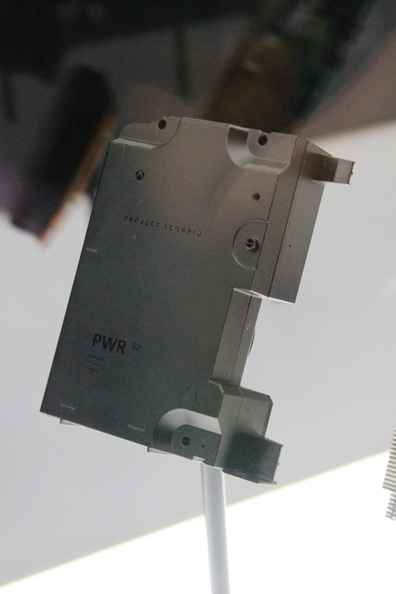 Gallery: Our first up-close look at one Xbox One X… box - Ars Technica