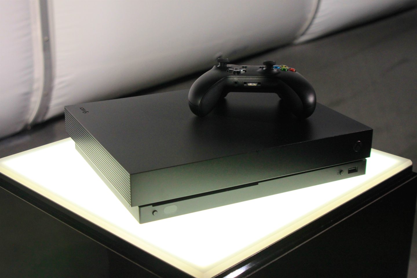 Gallery: Our first up-close look at one Xbox One X… box - Ars Technica