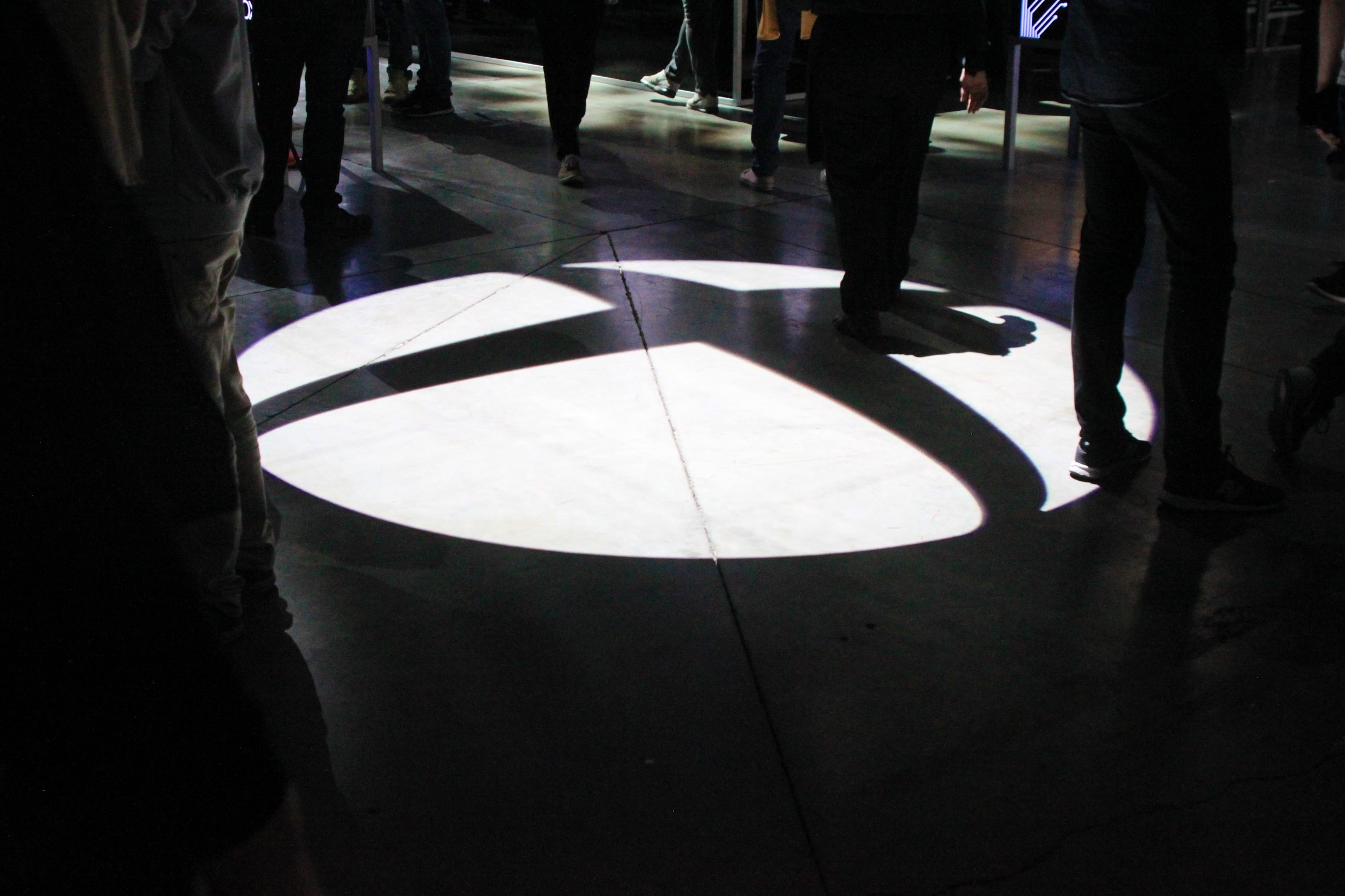 Gallery: Our first up-close look at one Xbox One X… box - Ars Technica