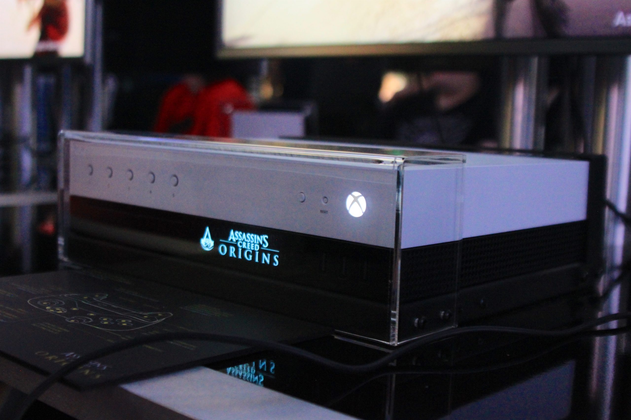 Gallery: Our first up-close look at one Xbox One X… box - Ars Technica