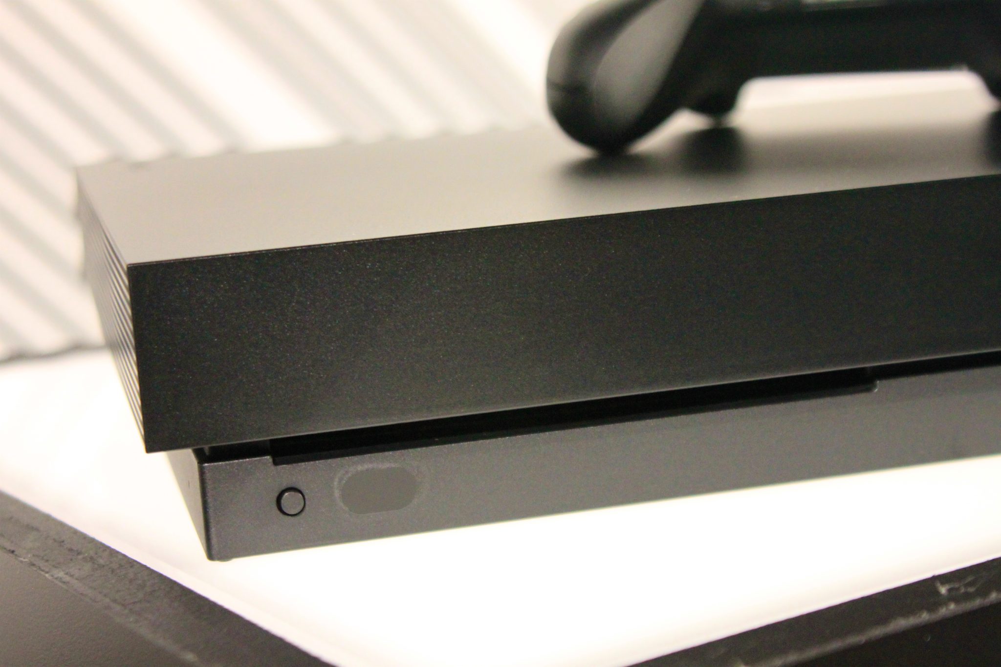 Gallery: Our first up-close look at one Xbox One X… box - Ars Technica
