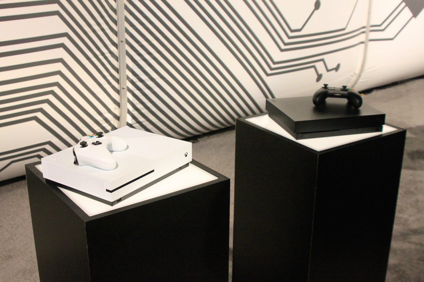 Gallery: Our first up-close look at one Xbox One X… box - Ars Technica