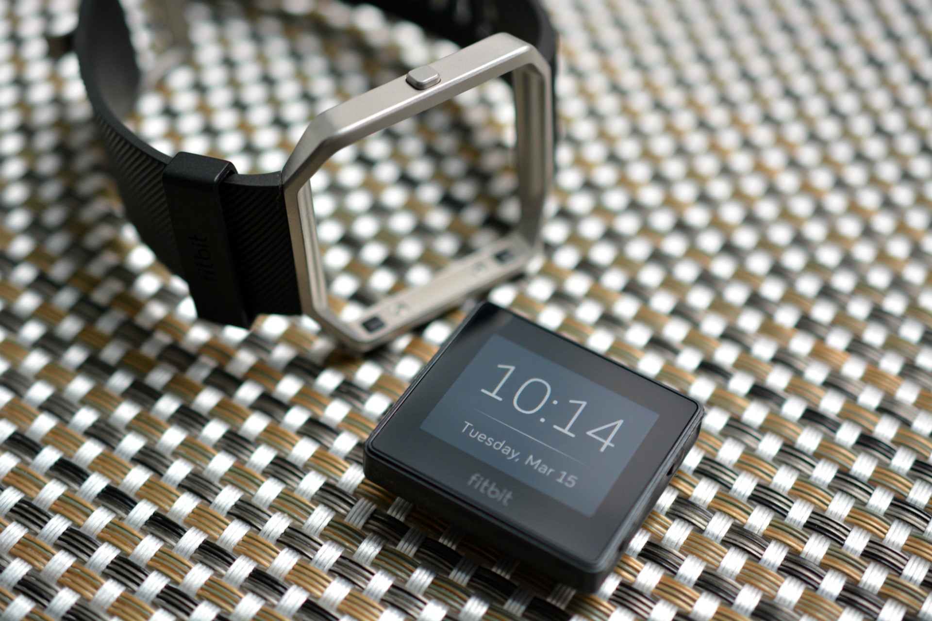 What Fitbit needs to do to make a great smartwatch in 2017 - Ars Technica