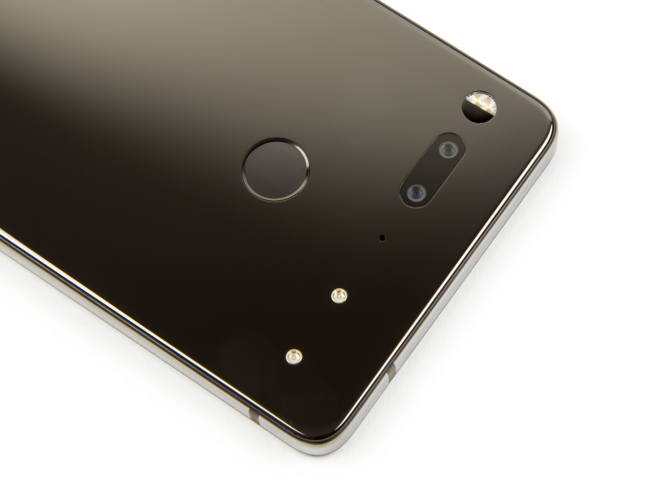 Essential Phone review: Impressive for a new company but not ...