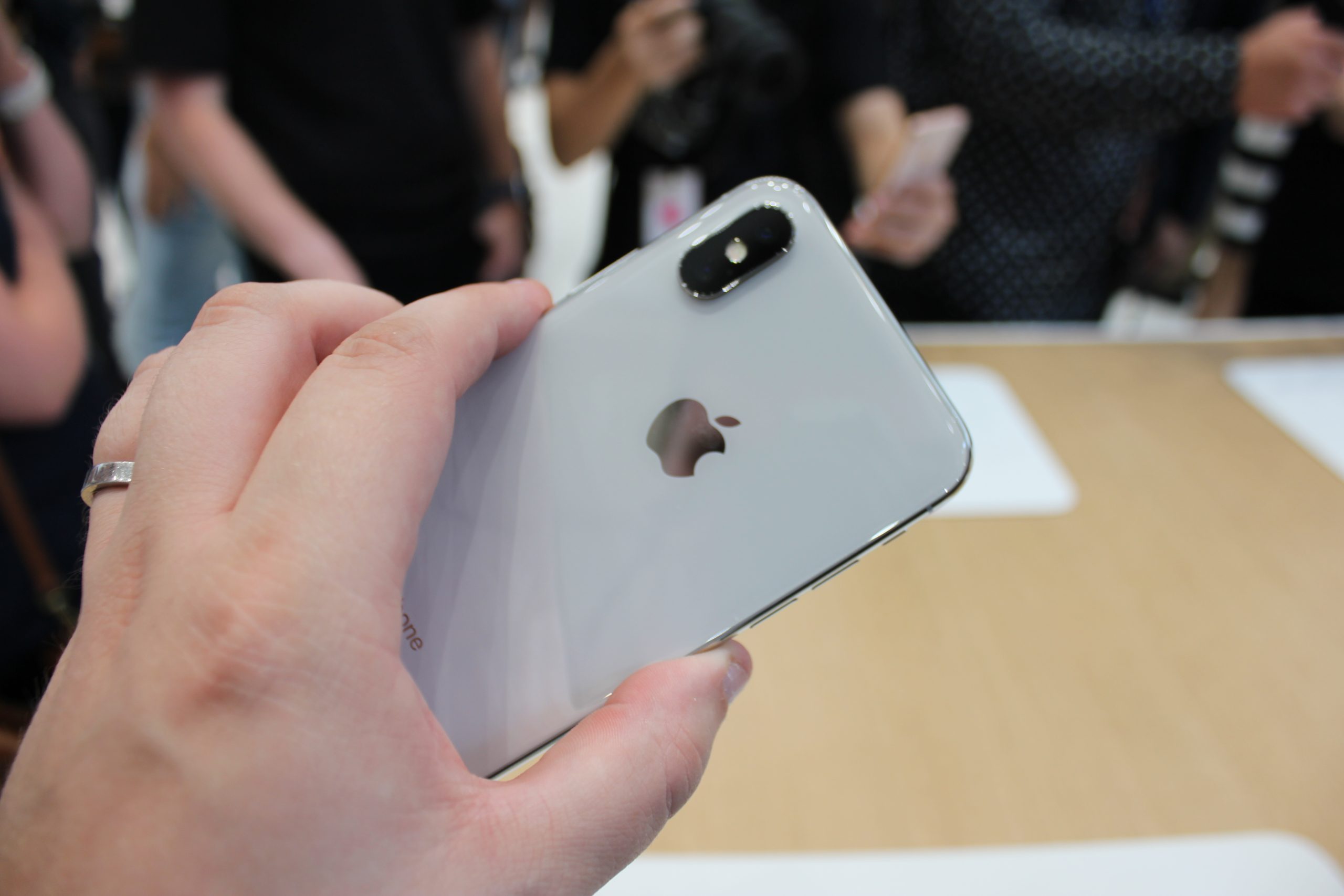 Hands on with the iPhone X: OLED and HDR outshine the other features ...