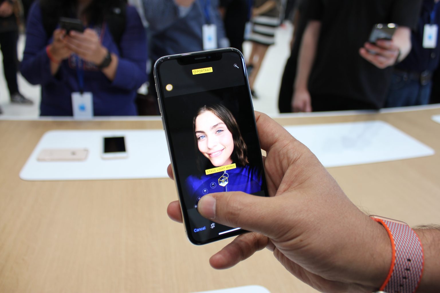 Hands on with the iPhone X: OLED and HDR outshine the other features ...