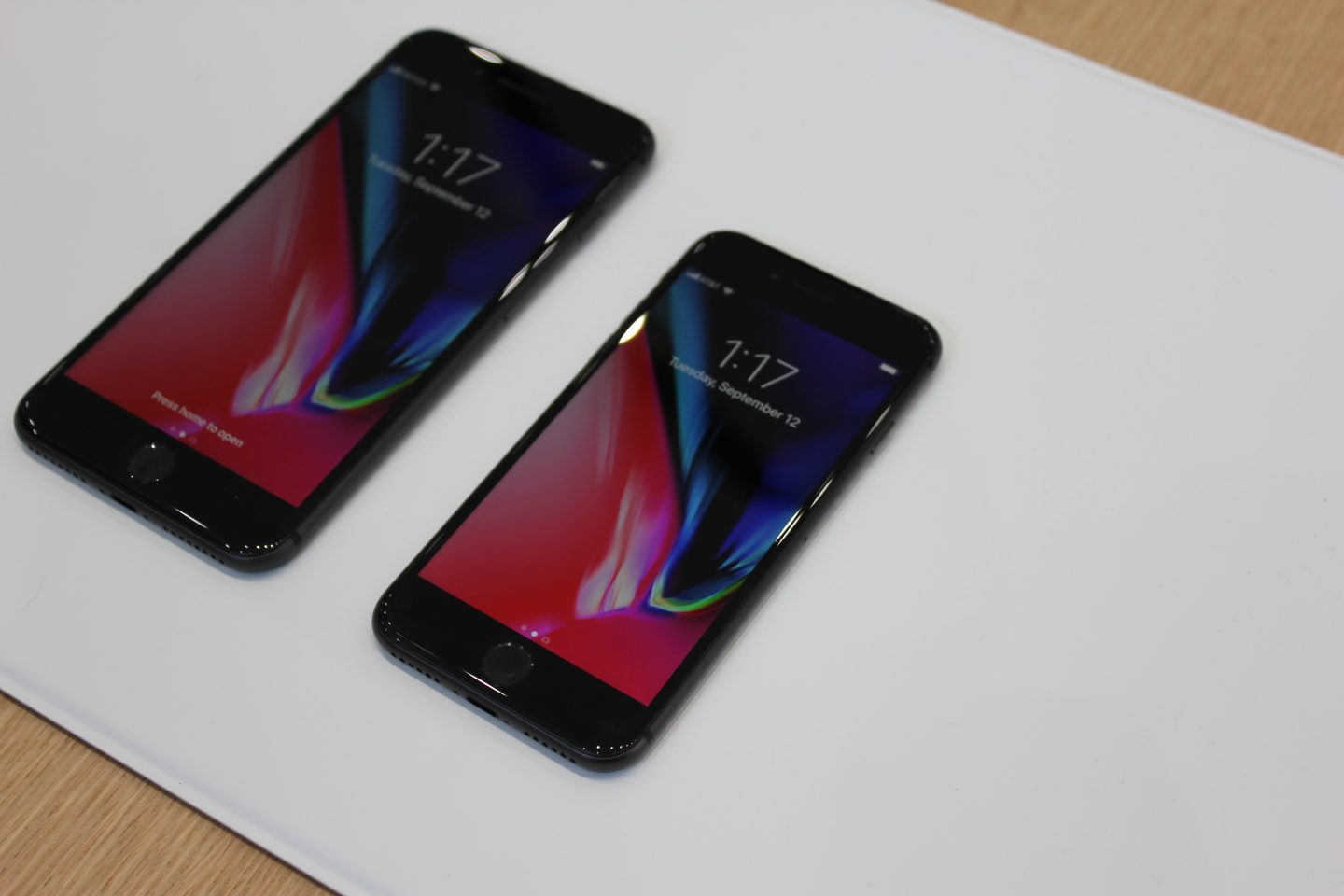 iPhone 8 and 8 Plus hands-on: The Qi flows through this one - Ars Technica