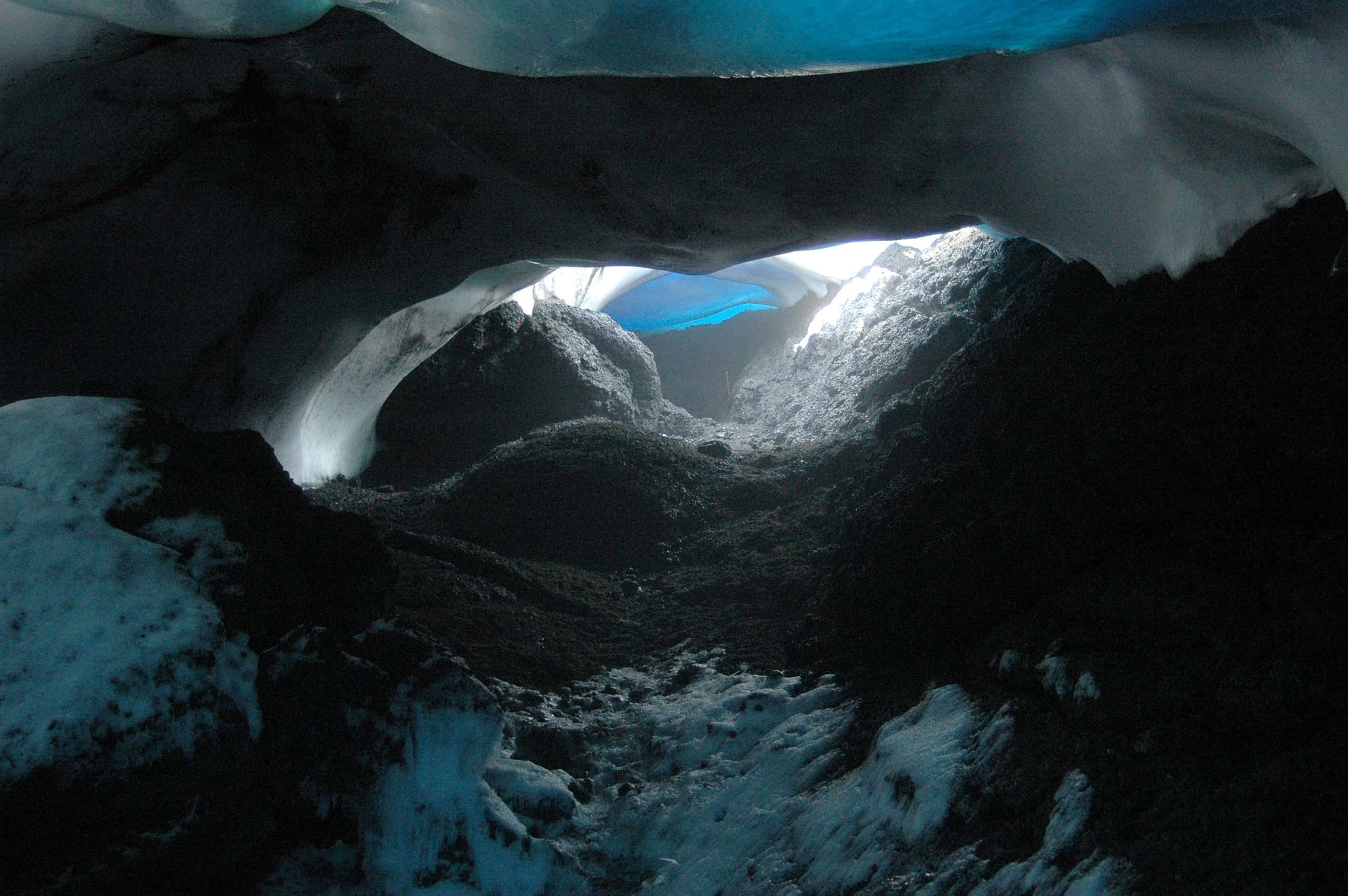 Volcanic ice caves on Antarctica may host complex life - Ars Technica