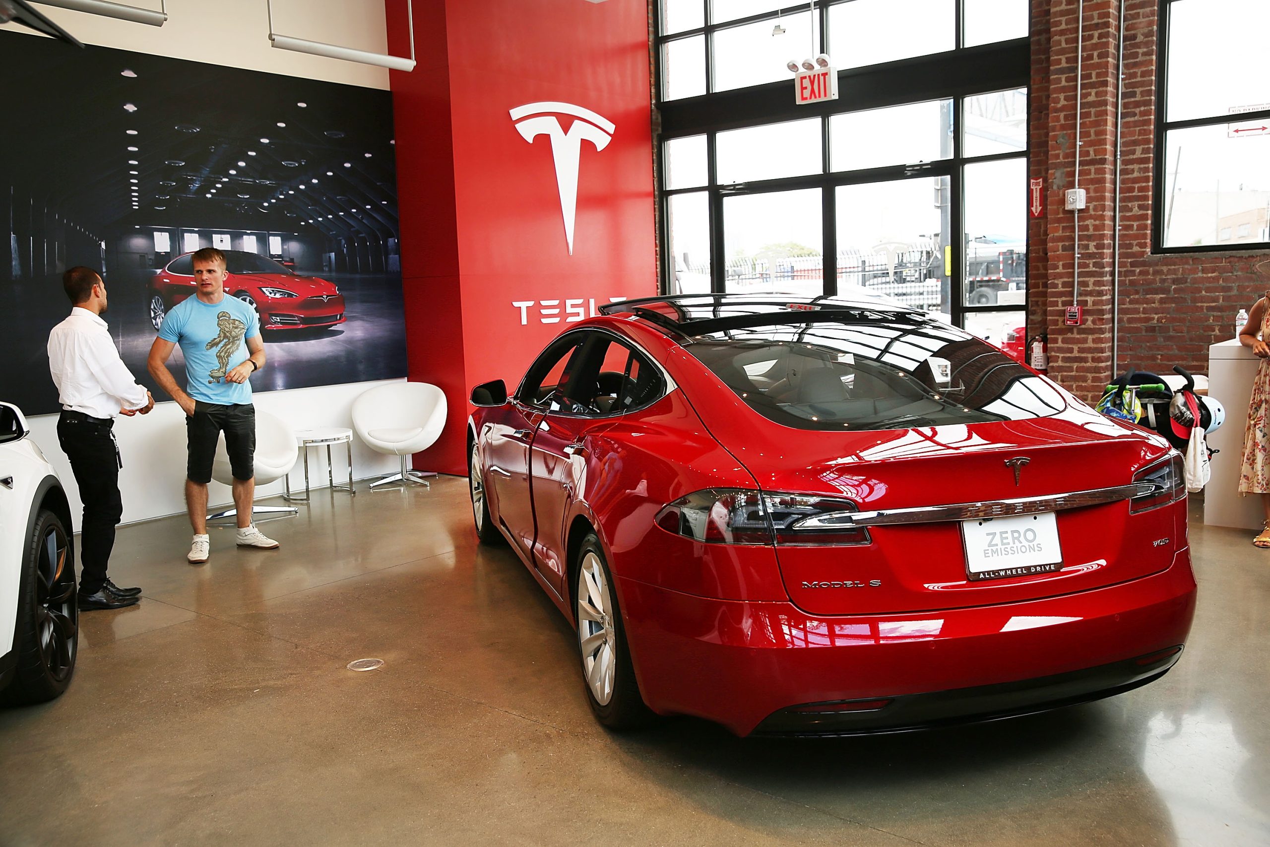 Tesla still on top in US electric vehicle sales, GM close behind - Ars ...