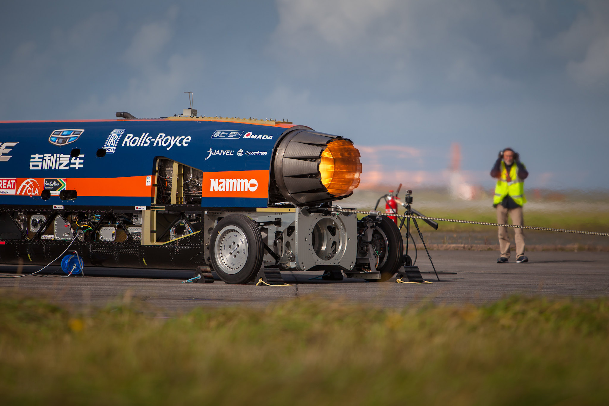 Bloodhound SSC finally runs, breaks 210mph in first runway test - Ars ...