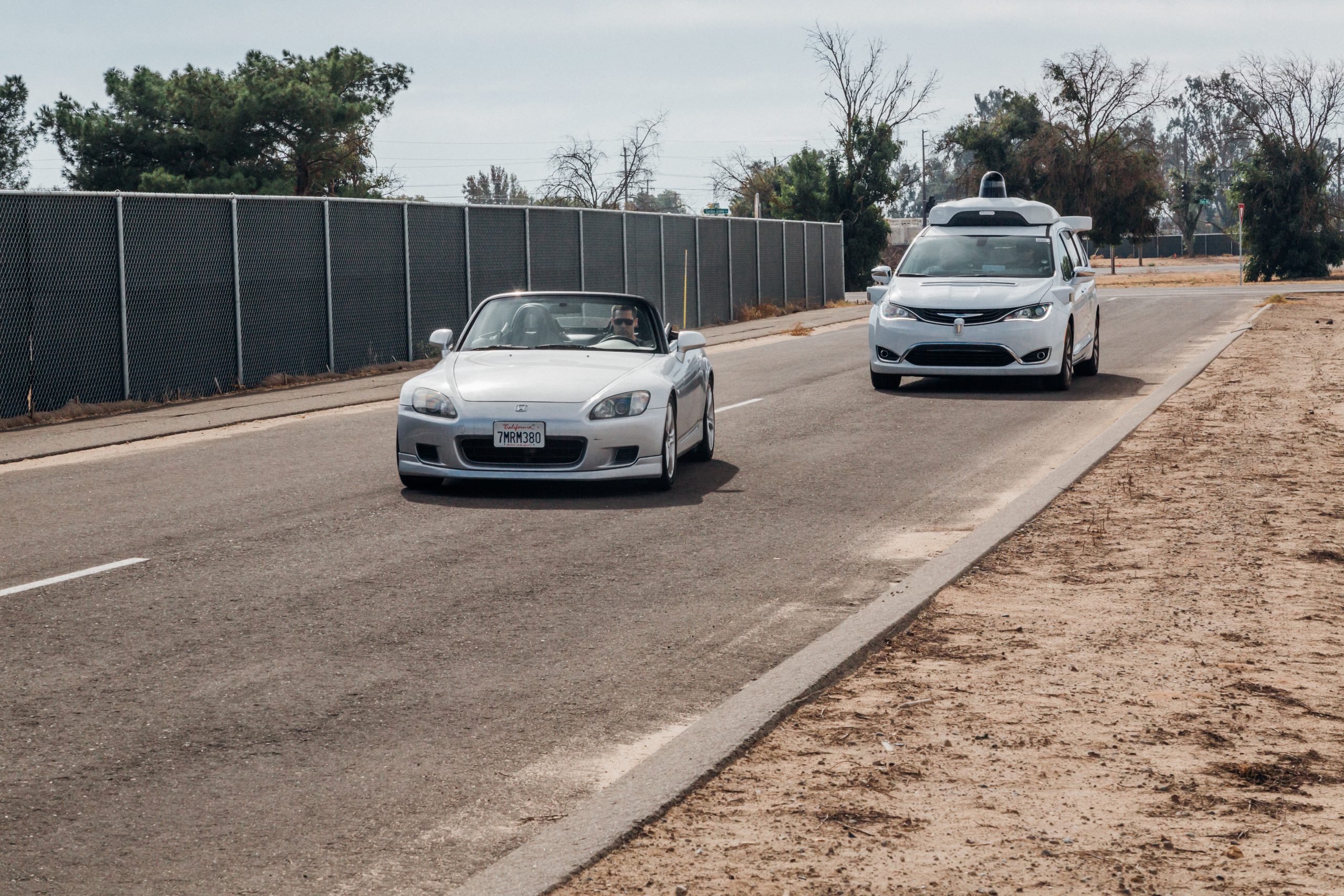 Report: GM and Waymo lead driverless car race; Tesla lags far behind ...