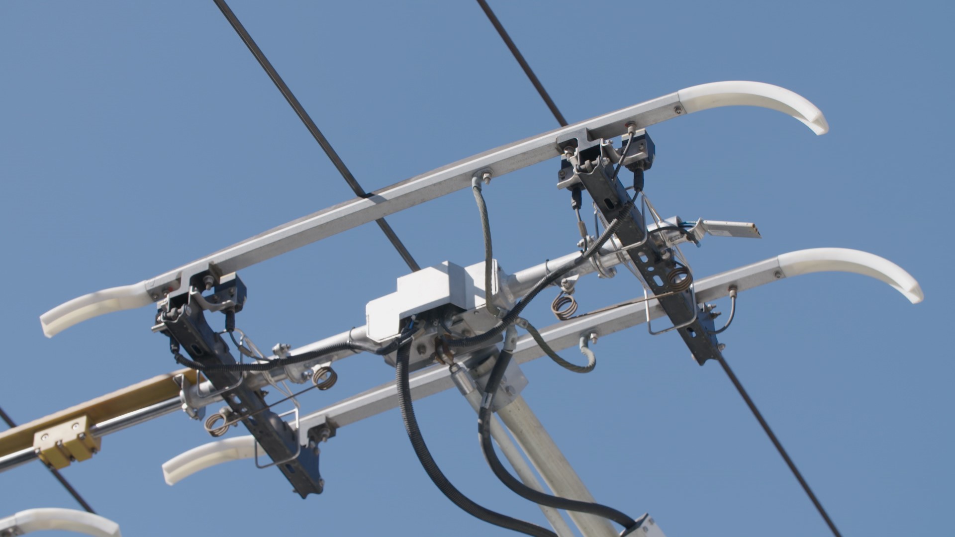 One way to curb freight emissions: Put trucks on an electric catenary ...