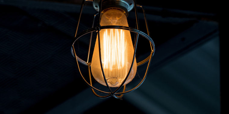 Making molecules glow bright in a metal frame | Ars Technica