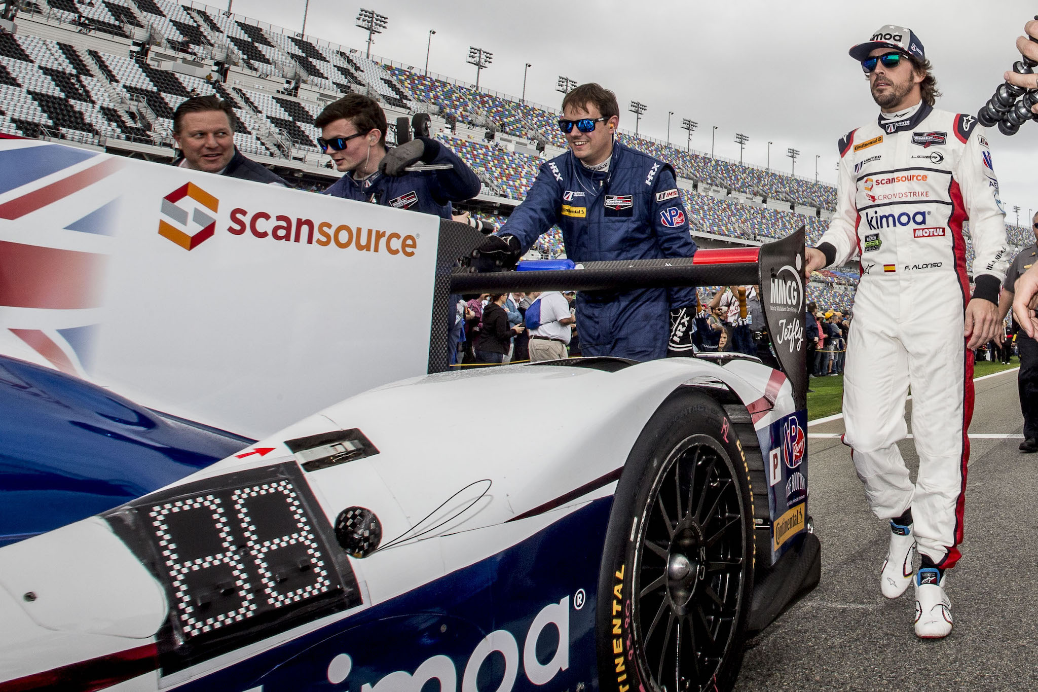 A packed grid of prototypes battles it at a record-breaking Daytona 24 ...