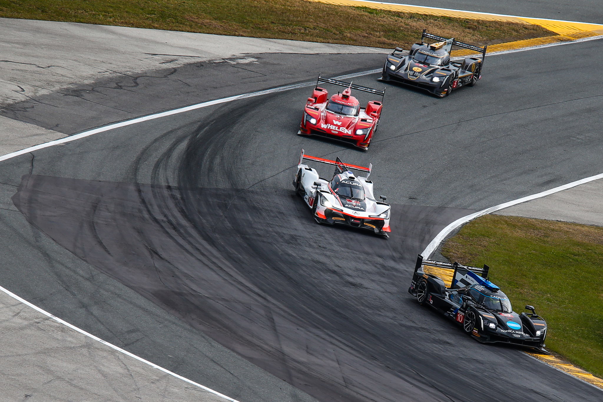 A packed grid of prototypes battles it at a record-breaking Daytona 24 ...