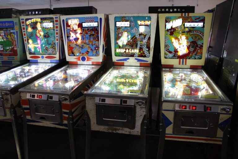 Fixing the past: The art of collecting pinball machines - Ars Technica