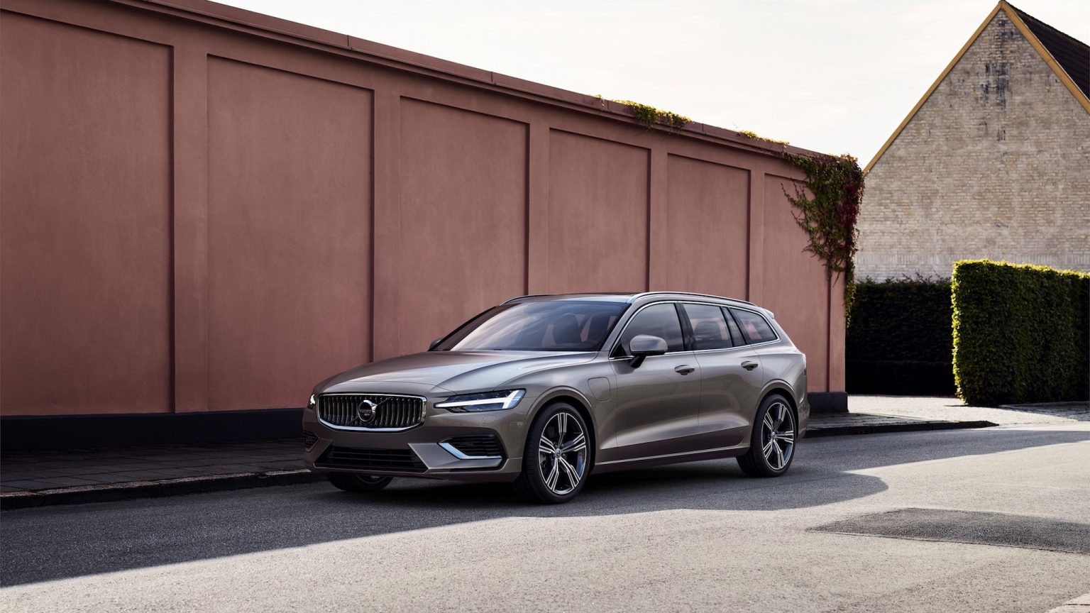 The stunning new Volvo V60 proves Sweden still knows station wagons ...