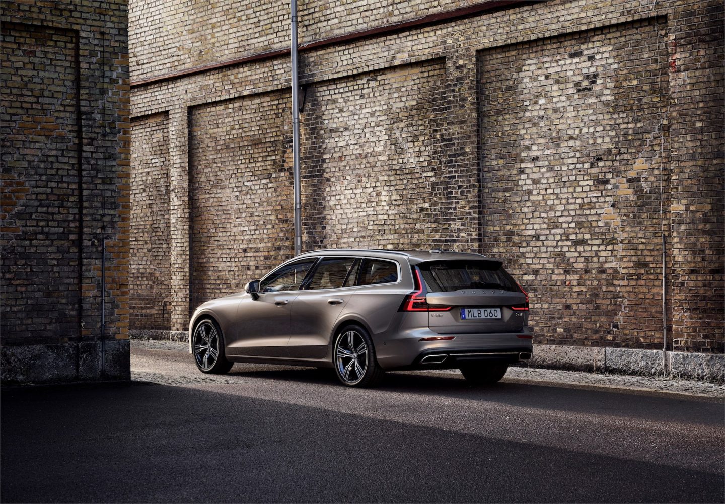The stunning new Volvo V60 proves Sweden still knows station wagons ...