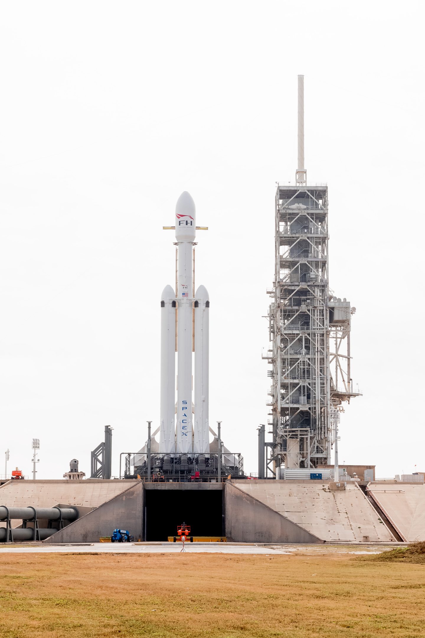 Elon Musk says the Falcon Heavy has a 50-50 chance of success - Ars ...