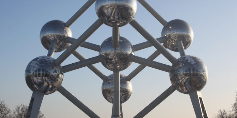 How a string of giant atoms might bring quantum computers to physics ...