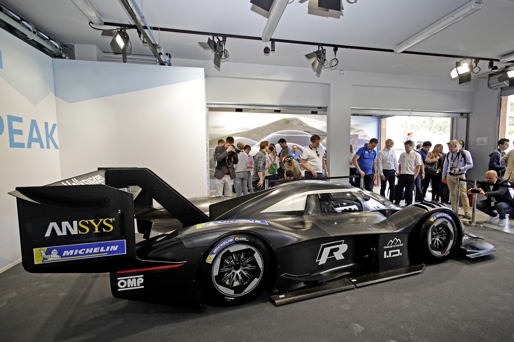670 horsepower and 0-60 in 2.2 seconds: The Volkswagen I.D. R Pikes ...