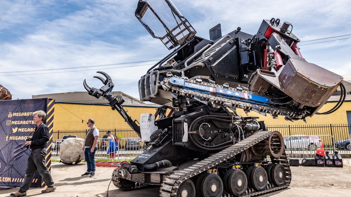 MegaBots’ Eagle Prime was born to smash anything in its path - Ars Technica