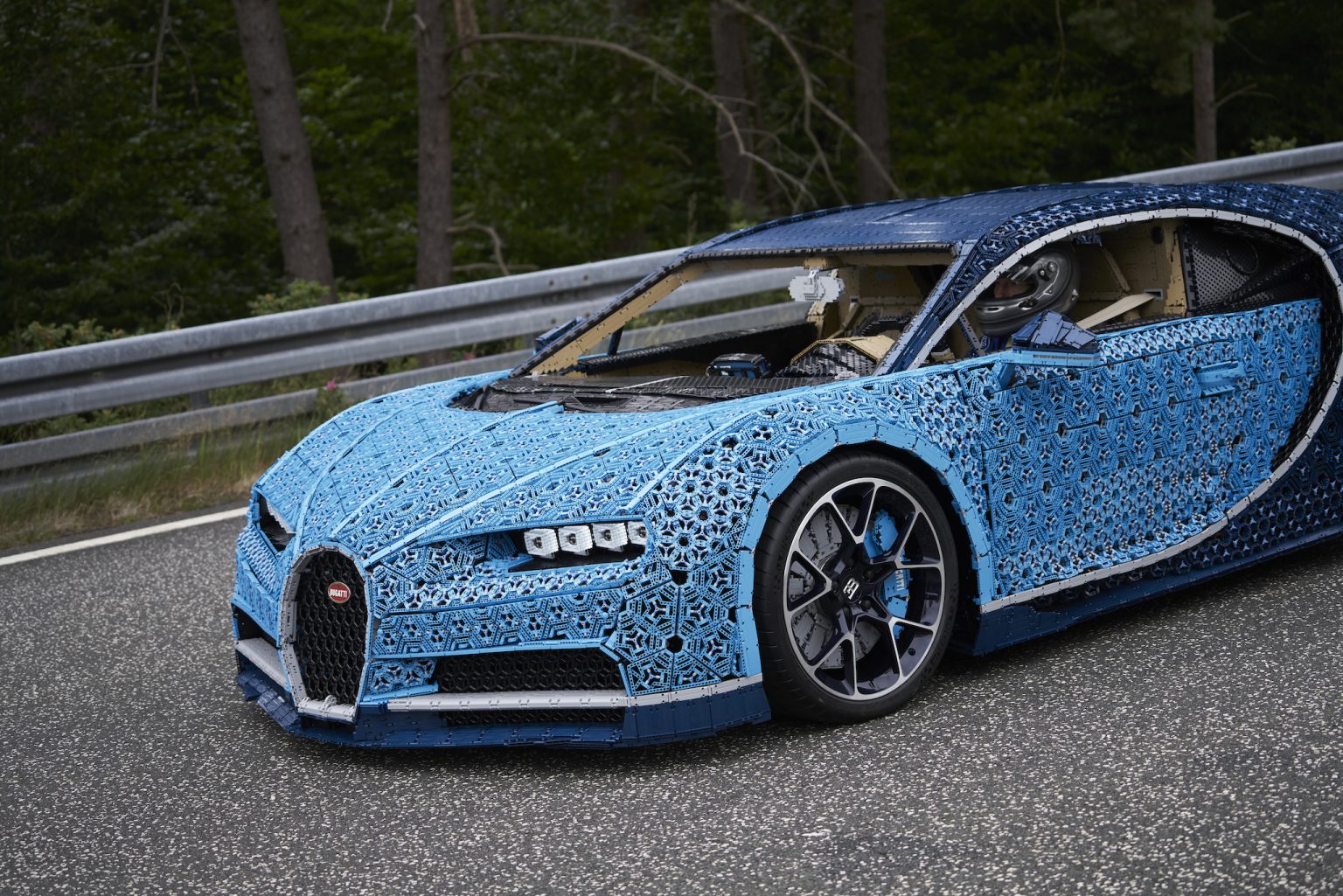 LEGO built a drivable Bugatti Chiron out of a million pieces of Technic ...