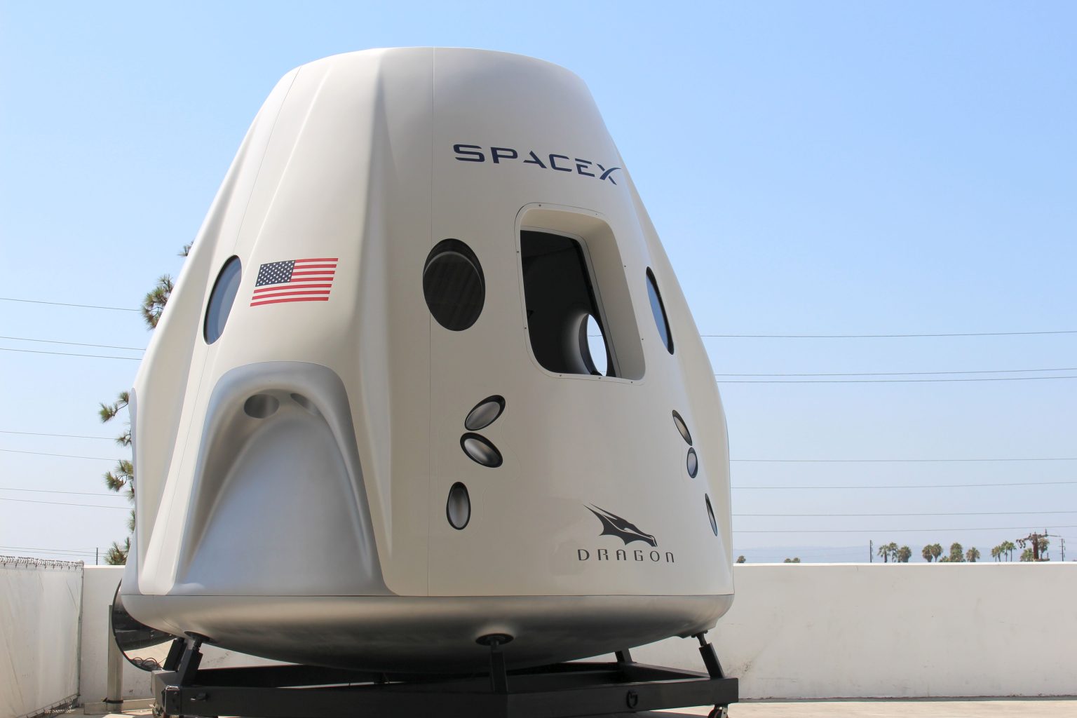 SpaceX reveals the controls of its Dragon spacecraft for the first time ...
