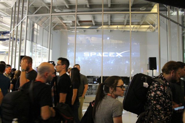 SpaceX reveals the controls of its Dragon spacecraft for the first time ...