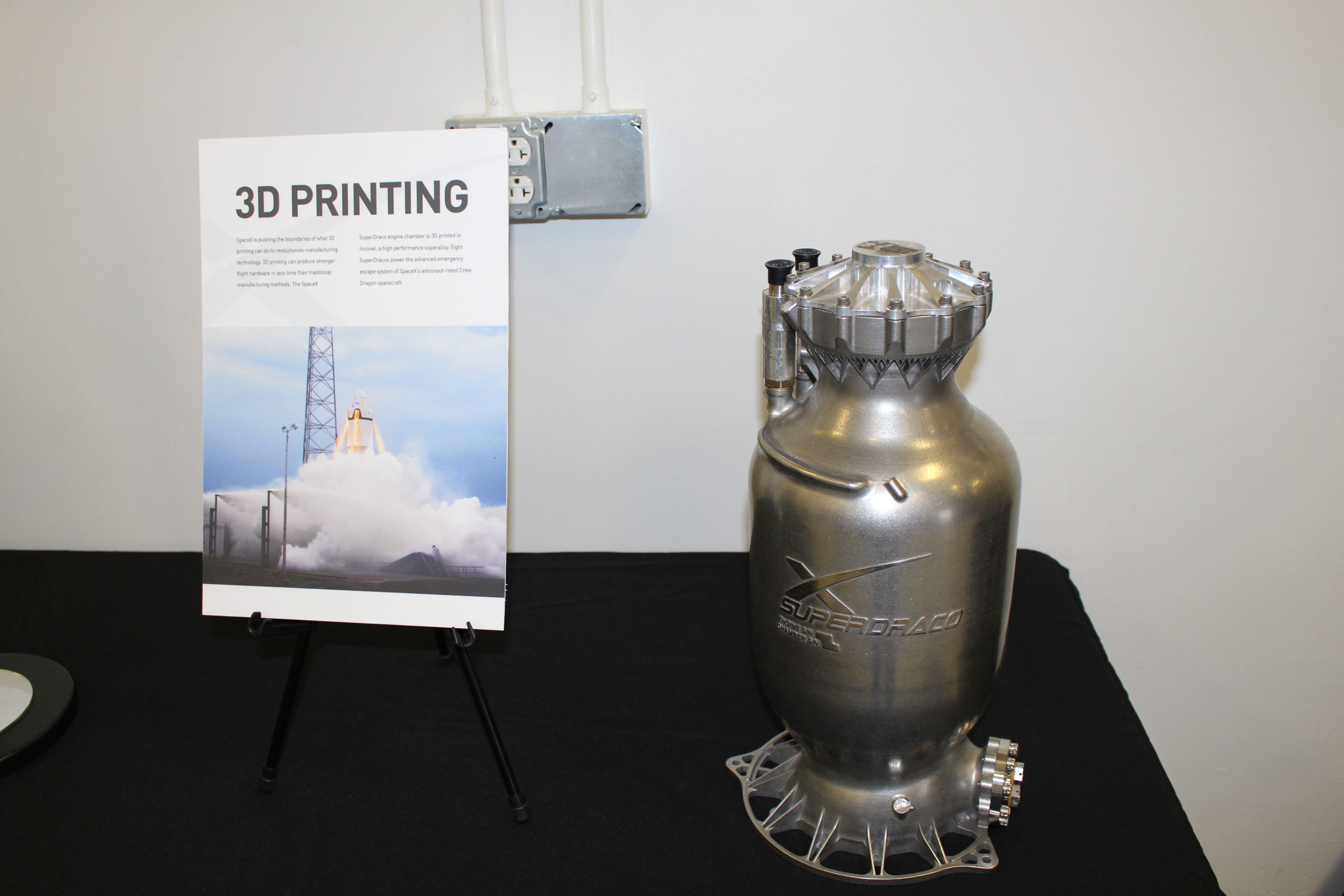 SpaceX reveals the controls of its Dragon spacecraft for the first time ...