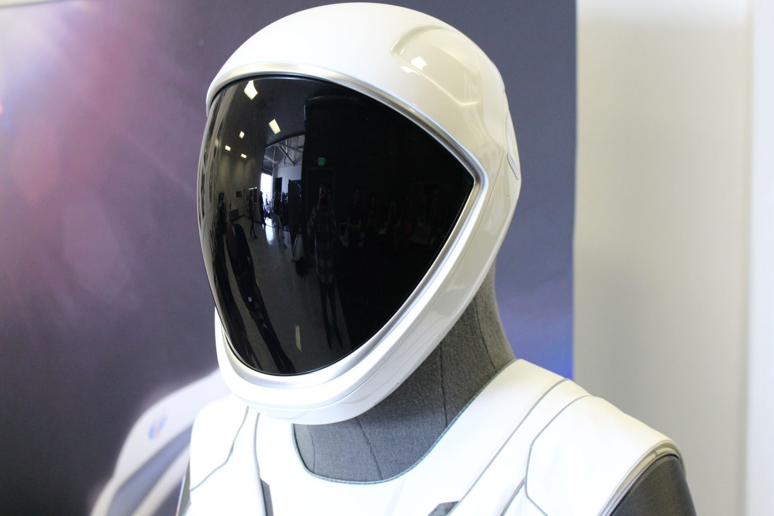 SpaceX reveals the controls of its Dragon spacecraft for the first time ...