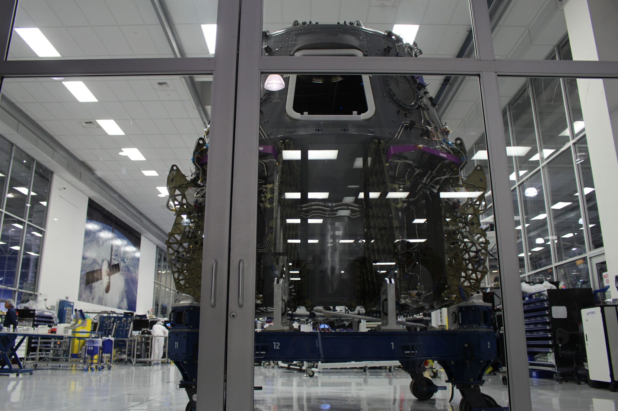 SpaceX reveals the controls of its Dragon spacecraft for the first time ...