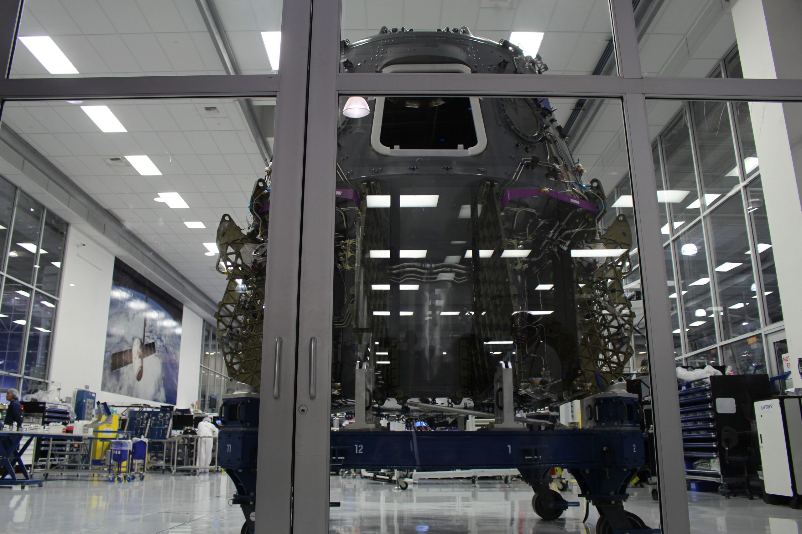 SpaceX reveals the controls of its Dragon spacecraft for the first time ...