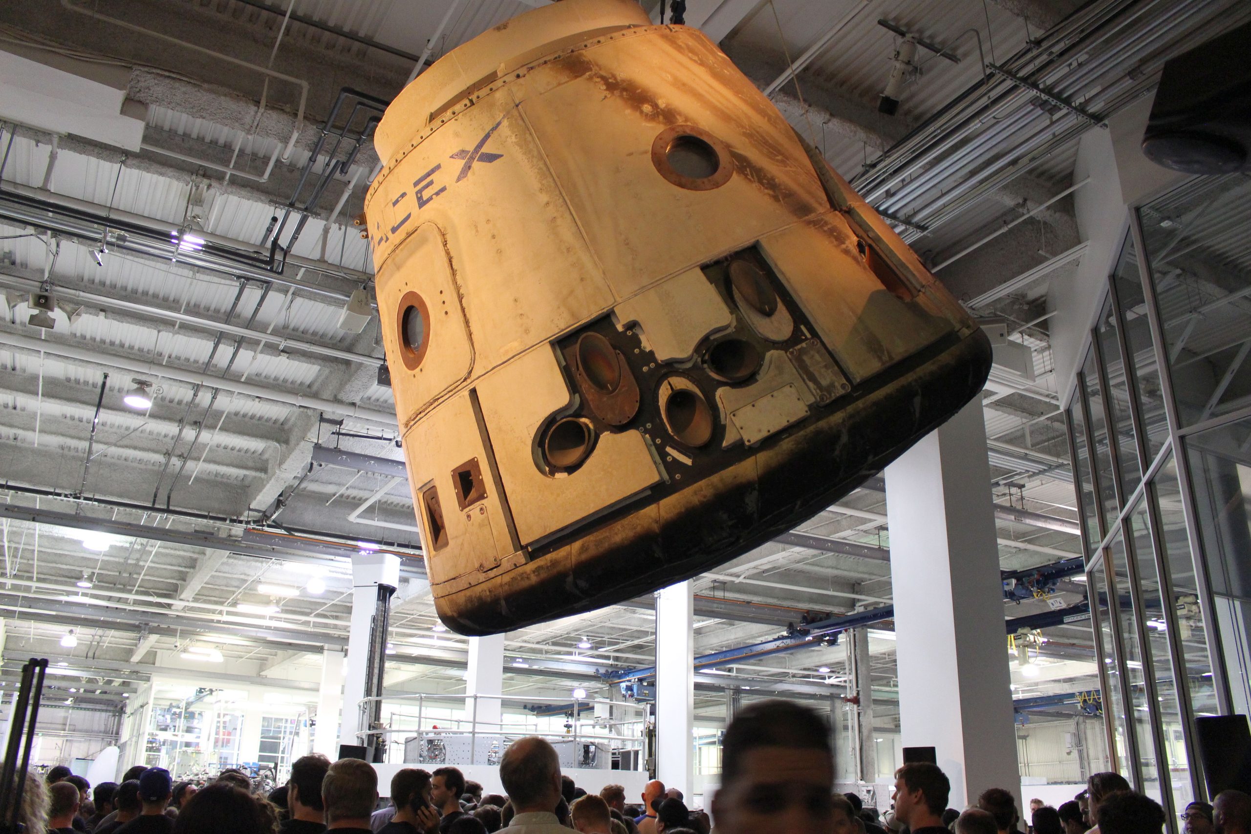 SpaceX reveals the controls of its Dragon spacecraft for the first time ...