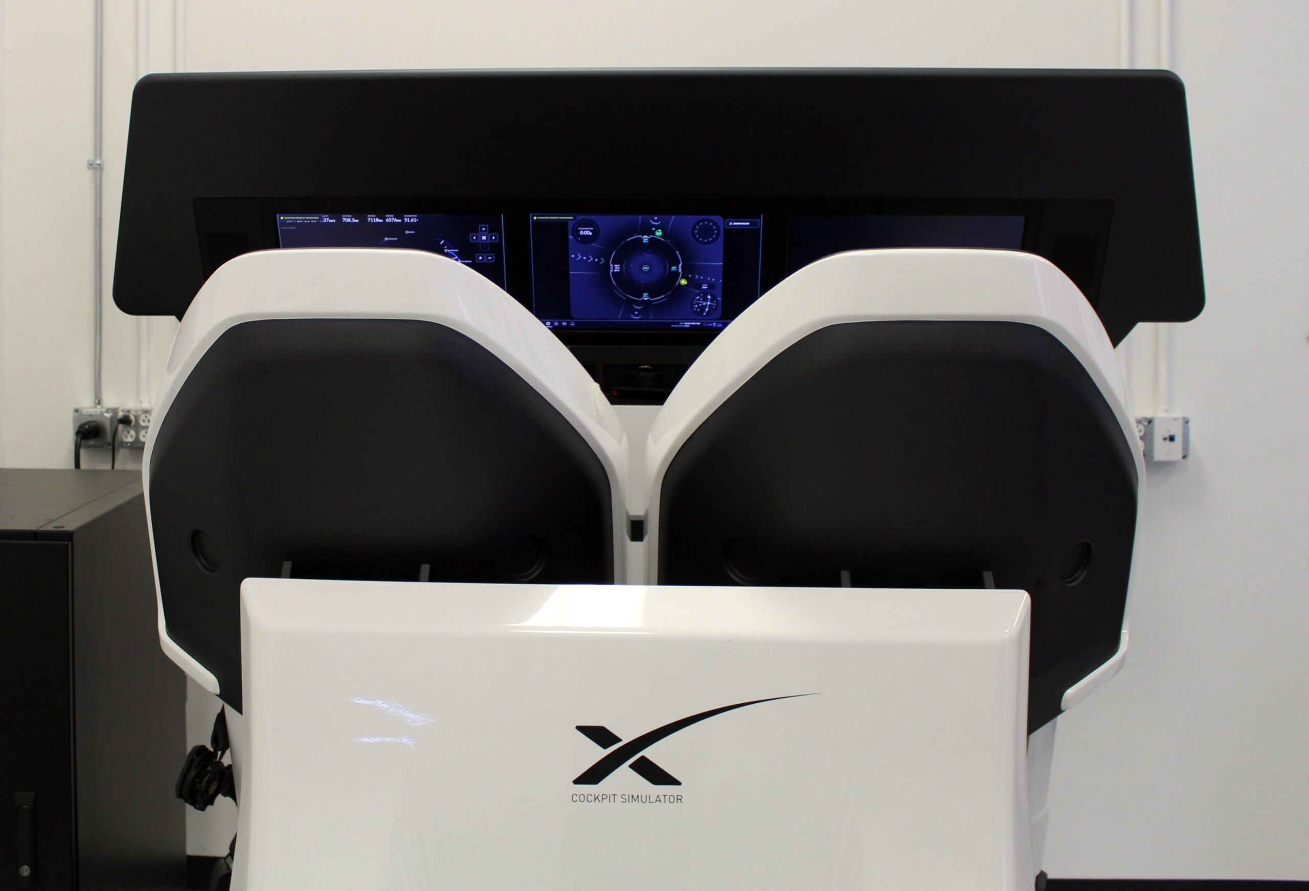 SpaceX reveals the controls of its Dragon spacecraft for the first time ...