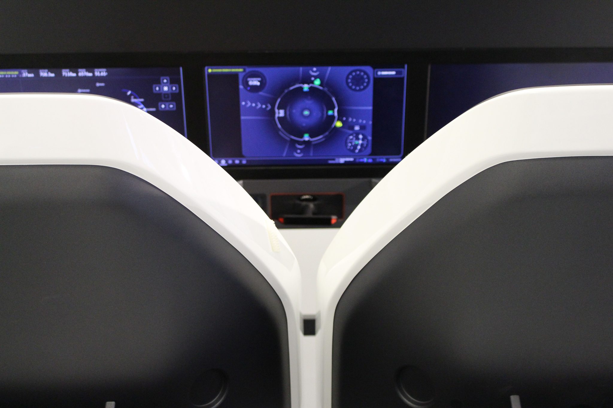 SpaceX reveals the controls of its Dragon spacecraft for the first time ...