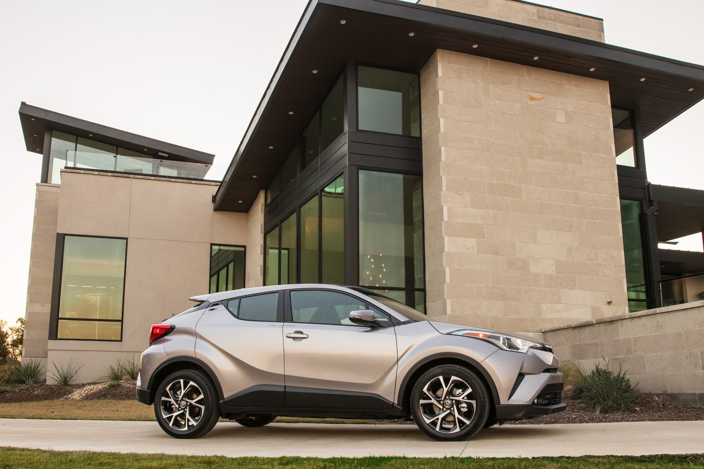 Toyota goes beyond boring and beige with the 2018 C-HR crossover - Ars ...