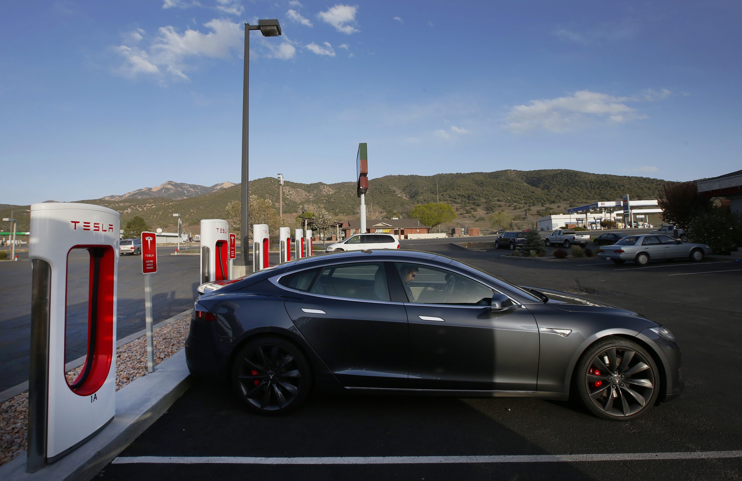 Tesla remotely extends car batteries to help with Hurricane Michael ...