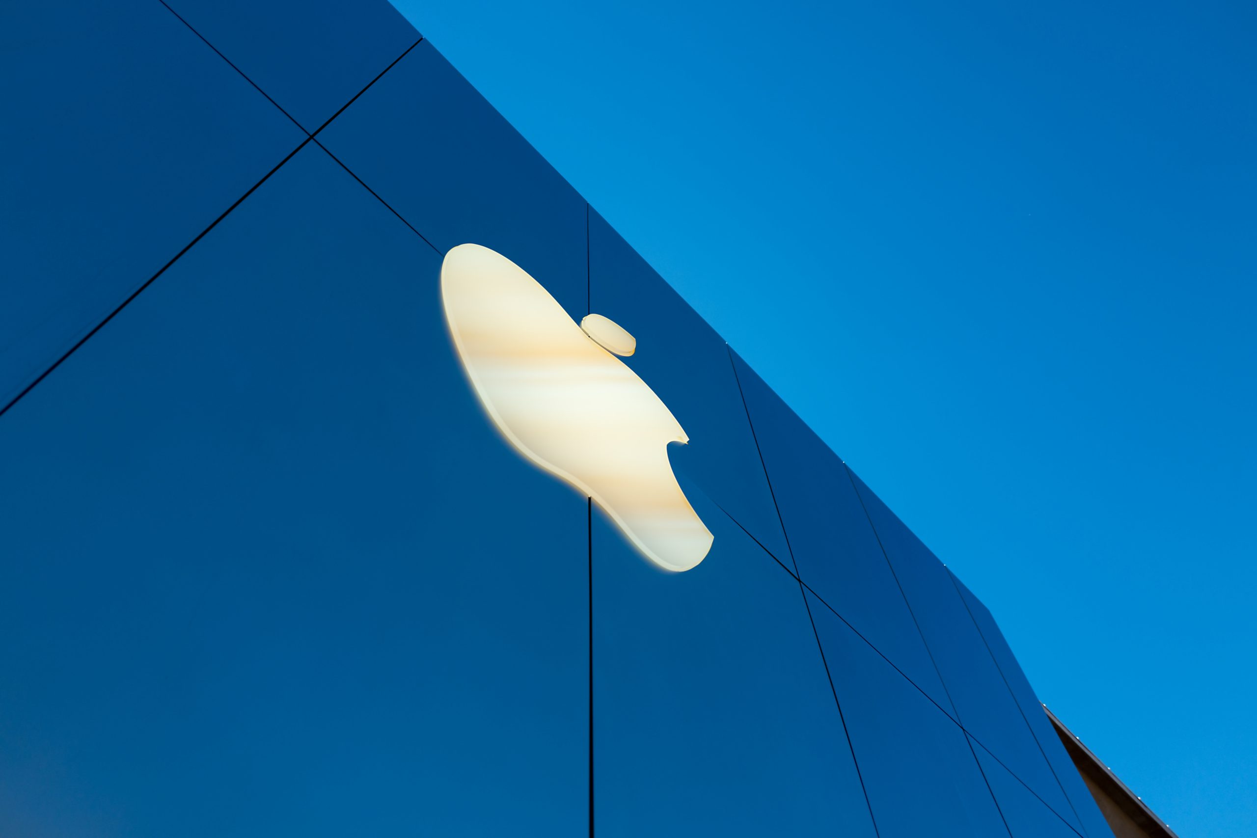 California Apple Store robbery gang stole over $1M in goods, cops say ...