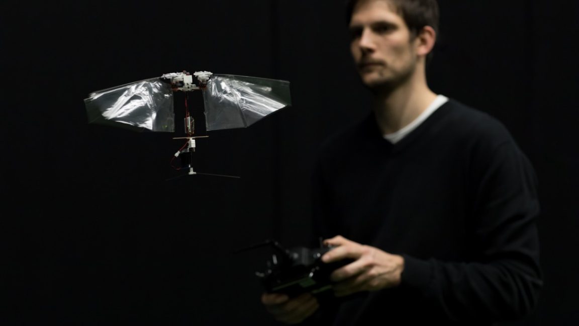 This nifty flying robot can hover, bank, and turn as deftly as a fruit ...