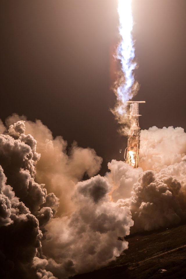 A rocket goes up, a rocket comes down. The photos are something else ...