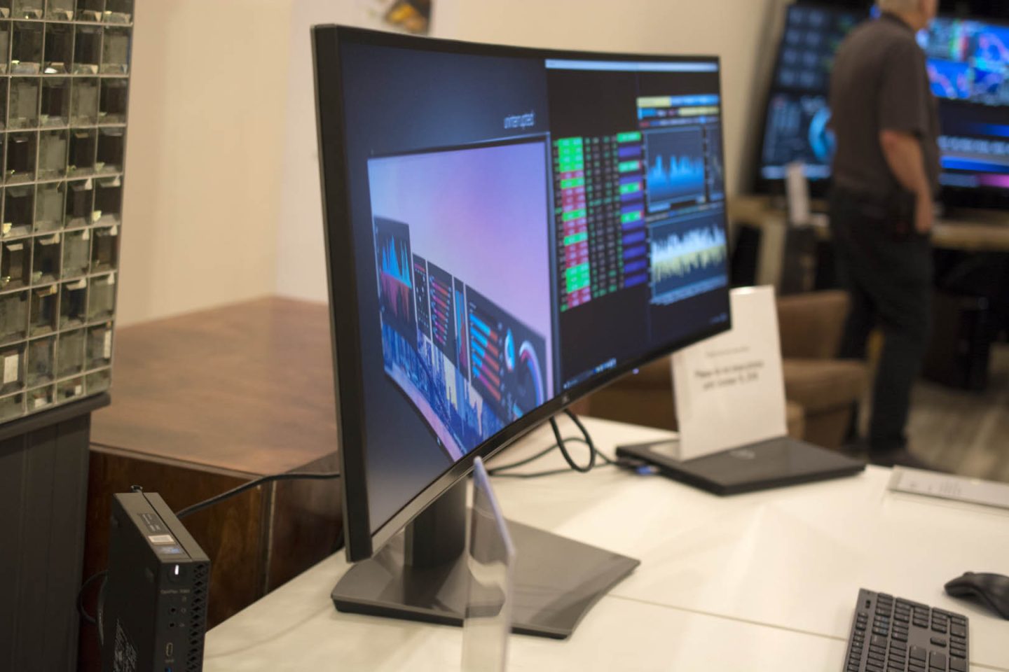 Dell’s newest monitor is a 49-inch, dual QHD, curved behemoth - Ars ...